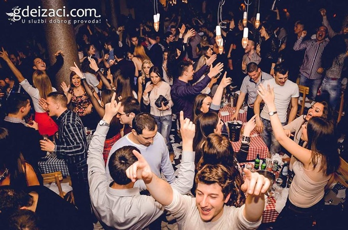 Mina Kostić oduševila sve goste kafane kluba Tarapana | Gde Izaći